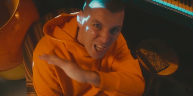 Mac Sim frappe fort avec le puissant ''Par passion'' (Clip Officiel)